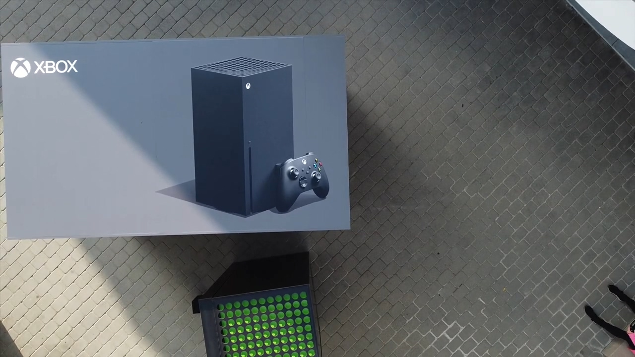 官方玩梗最致命！微軟真的造出了真人大小的 Xbox Series X 冰箱 | XFastest News