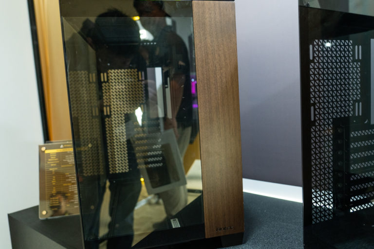 Antec推出FLUX PRO、C7 ARGB、P1M多款機殼，最大的驚喜是CORE HS滑蓋遊戲掌機 | XFastest News