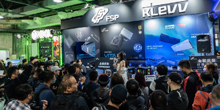 啦啦隊女神在 Gamforce KLEVV 科賦攤位與玩家互動送小禮物 | XFastest News