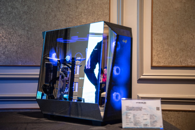 InWin 展出透棱鏡 PRISM 鏡面玻璃機殼與 SHIFT 鋁合金裸測平台 | XFastest News