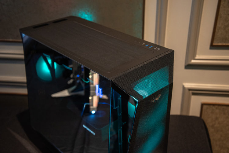 InWin 展出透棱鏡 PRISM 鏡面玻璃機殼與 SHIFT 鋁合金裸測平台 | XFastest News