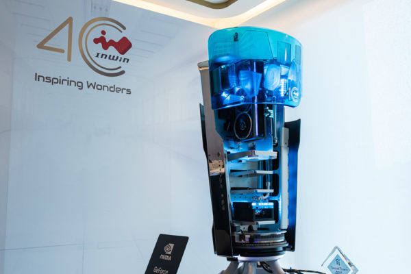 40 周年大獎盃！InWin 展出 ChronoMancy 形象機, SHIFT 裸測機, DLITE 鋁飾經濟款, PRISM 透機殼 ...